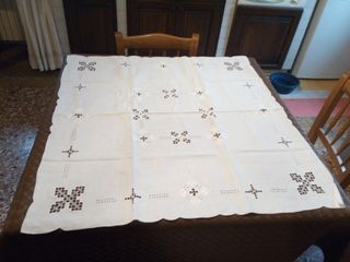 Tovaglia copritavolo ricamtao