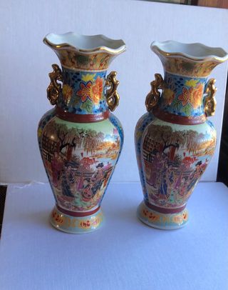 Due vasetti cinesi uguali