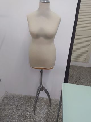 Manichino abbigliamento femminile capi conformati