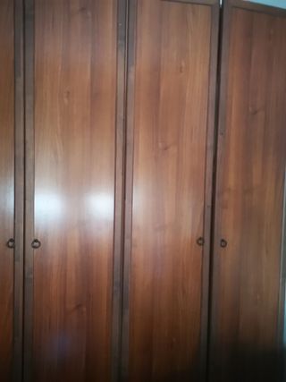 Armadio marrone in legno