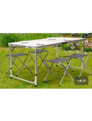 Tavolo con sedie da esterno