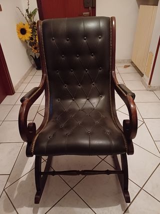 Sedia a dondolo in legno ed eco pelle