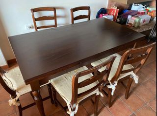 Tavolo in legno massello con sedie