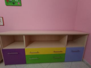 mobile con cassetti colorati