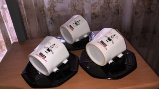 Set da tre tazzine con piattino Bialetti