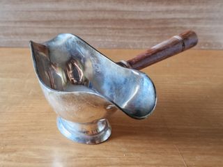 Versa salse in metallo con manico in legno