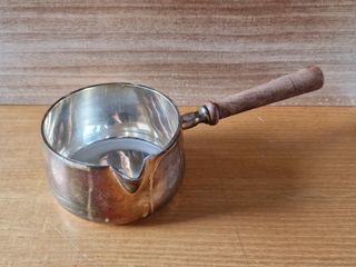 Pentolino in metallo con manico in legno