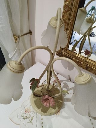 Applique insieme a lampada da como