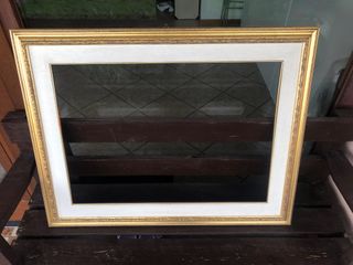 Cornice con dettagli dorati composta a mano