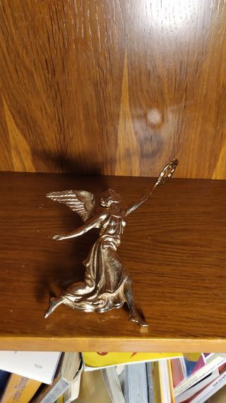Angioletto in bronzo con corana
