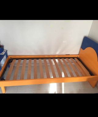 Letto singolo con comodino