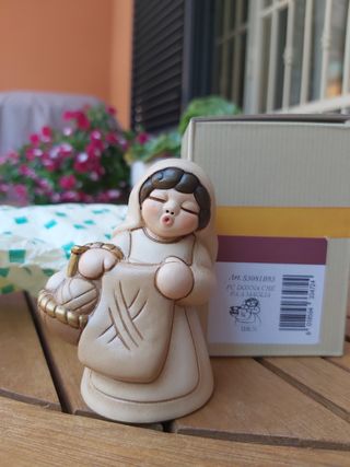 Donna che fa la maglia presepe Thun