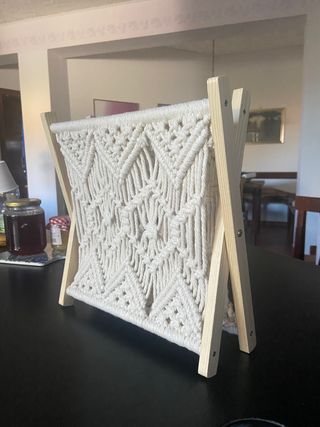 Portariviste in macramè e legno