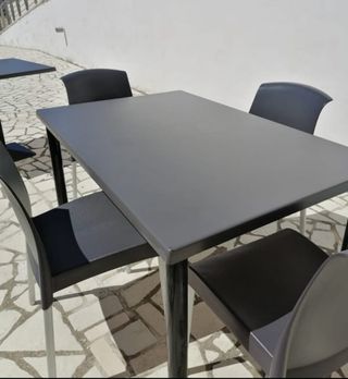 si vendono 24sedie e 15 tavoli da esterno