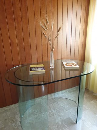 Tavolo da esposizione in vetro.