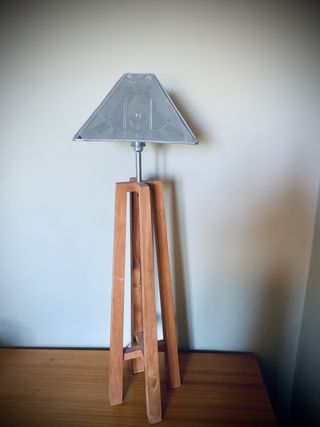 Lampada teak e retina di alluminio