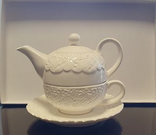 Teiera in porcellana bianca