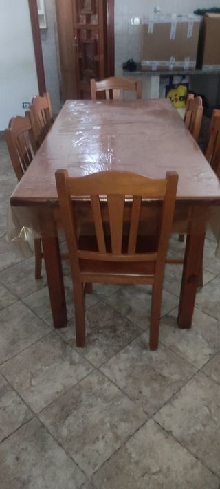 Tavolo con sedie in legno e mobile ango