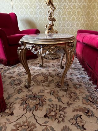 Tavolino in marmo e legno smaltato e intarsiato