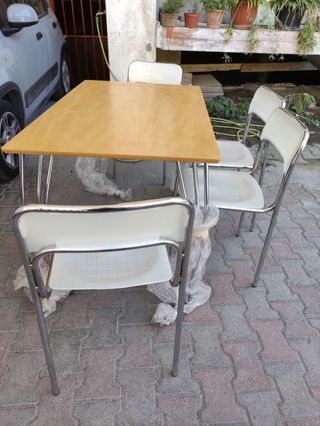 Tavolo da cucina con sedie