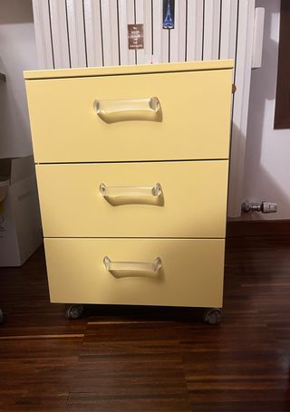 Mobiletto com rotelle giallo