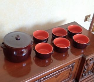 Pentola con ciotole in terracotta