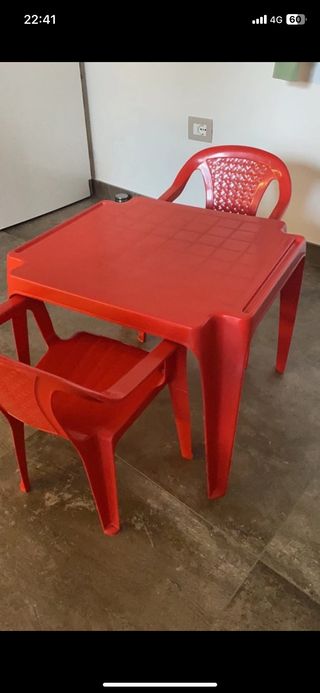 Comodo tavolo per esterno con sedie