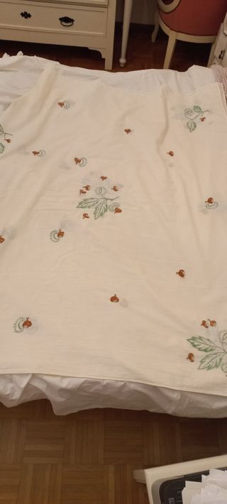 GRANDE TOVAGLIA RICAMATA CON 12 TOVAGLIOLI