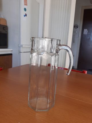 Caraffa cilindrica in vetro di linea moderna