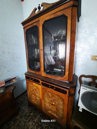 Mobiletto in rovere con intarsi