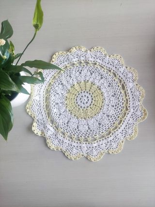 Centrino uncinetto bianco e giallo