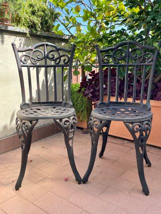 Coppia di sedie in ghisa da esterno