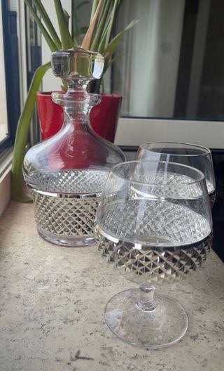 Set bicchieri e bottiglia.