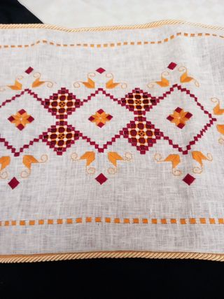 Centrino e copri cuscino ricamato a mano