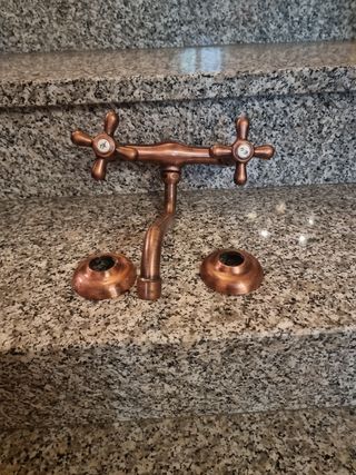 Rubinetto in rame nuovo