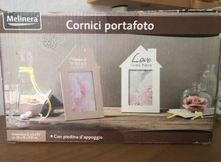 Due cornici portafoto con piedino d’appoggio
