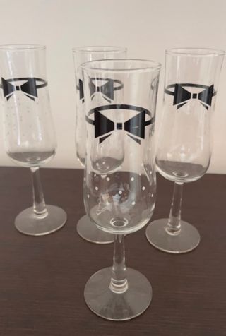 4 bicchieri di vetro con papillon