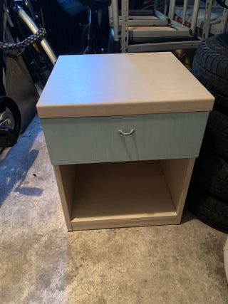 Comodino in legno con cassetto