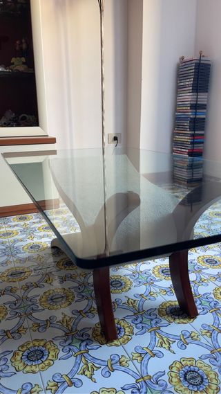 Tavolino di vetro con base in pietra e ciliegio