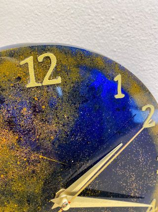 Orologio da parete in resina fatto a mano