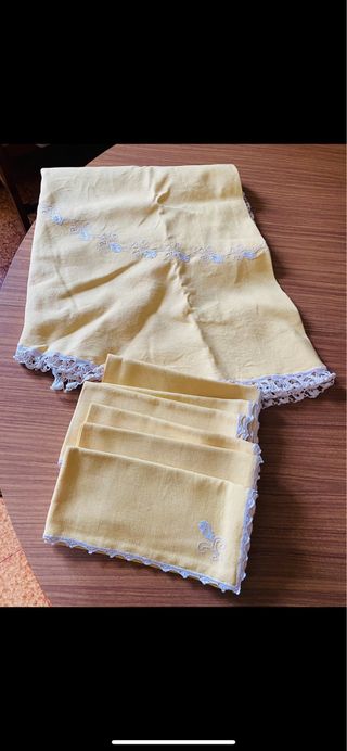 Tovaglia rotonda con tovaglioli