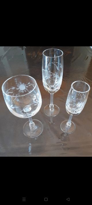 Set di calici in vetro lavorato