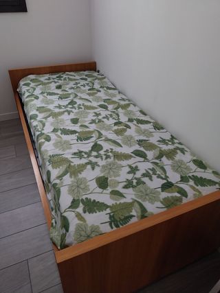 letto singolo in legno