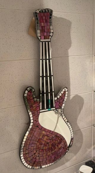 quadro da parete a forma di chitarra