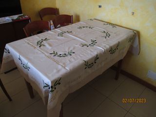 Tappeto per tavolo con ricami e bordo in cotone