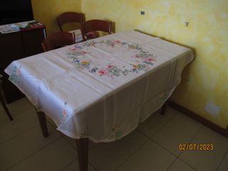 Tovaglia rotonda trasparente ricamata con fiori