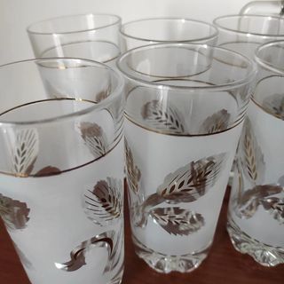 caraffa con sei bicchieri da bibita decorati