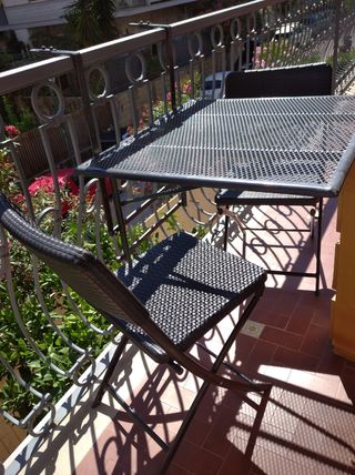 Tavolo da balcone con sedie pieghevoli