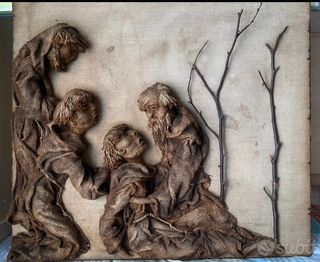 Quadri con personaggi in rilievo su stoffa di juta