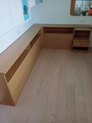 Giroletto, scrivania e comodini tinta rovere